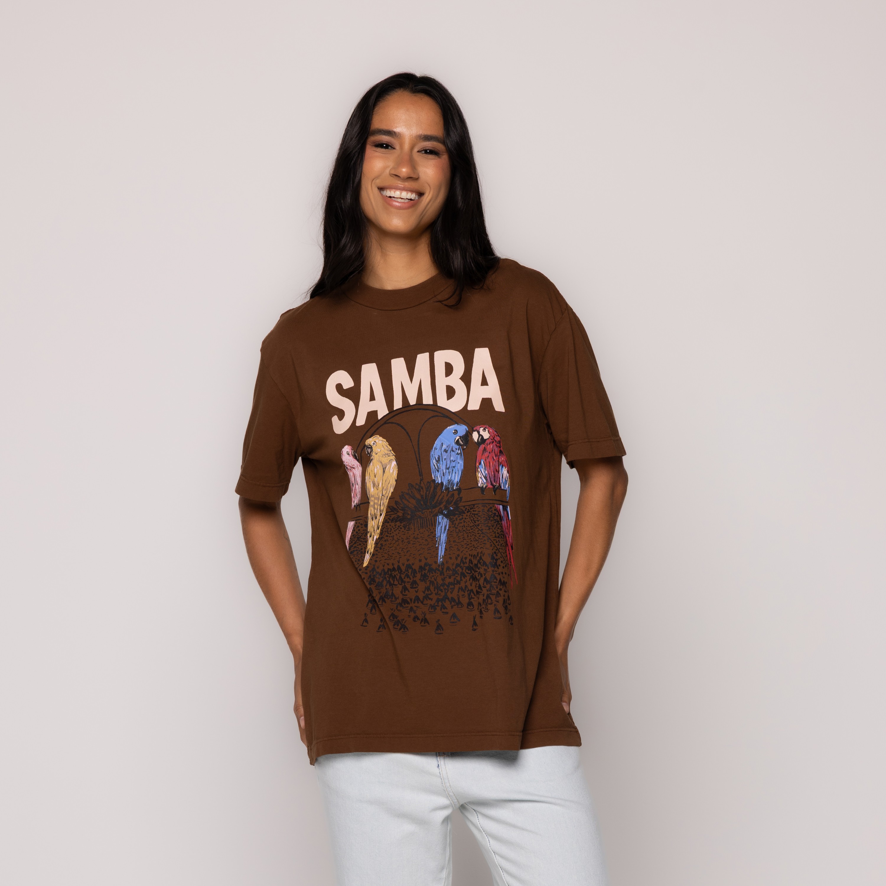 Tshirt Média Na Venida Marron - Informal Inn