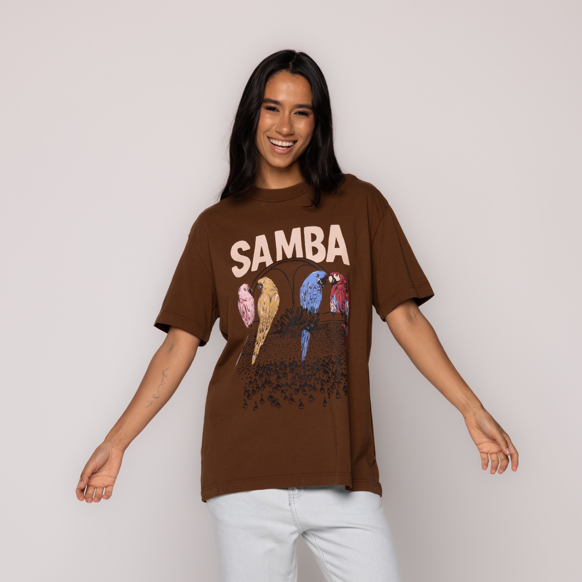 Tshirt Média Na Venida Marron - Informal Inn