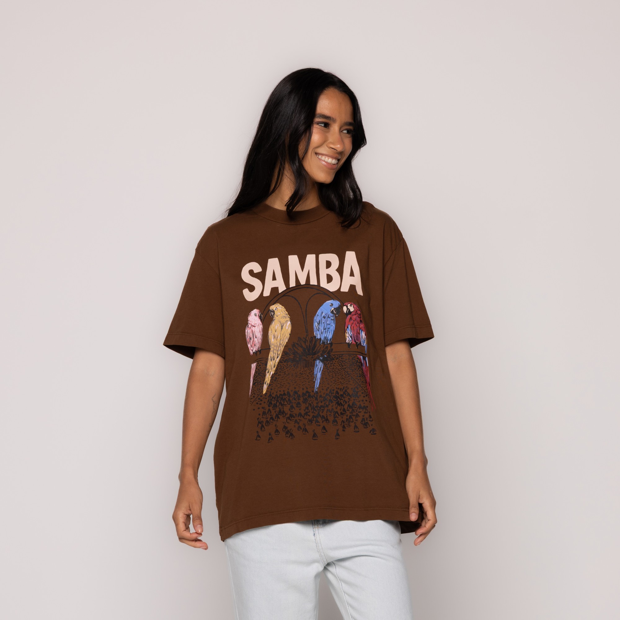 Tshirt Média Na Venida Marron - Informal Inn